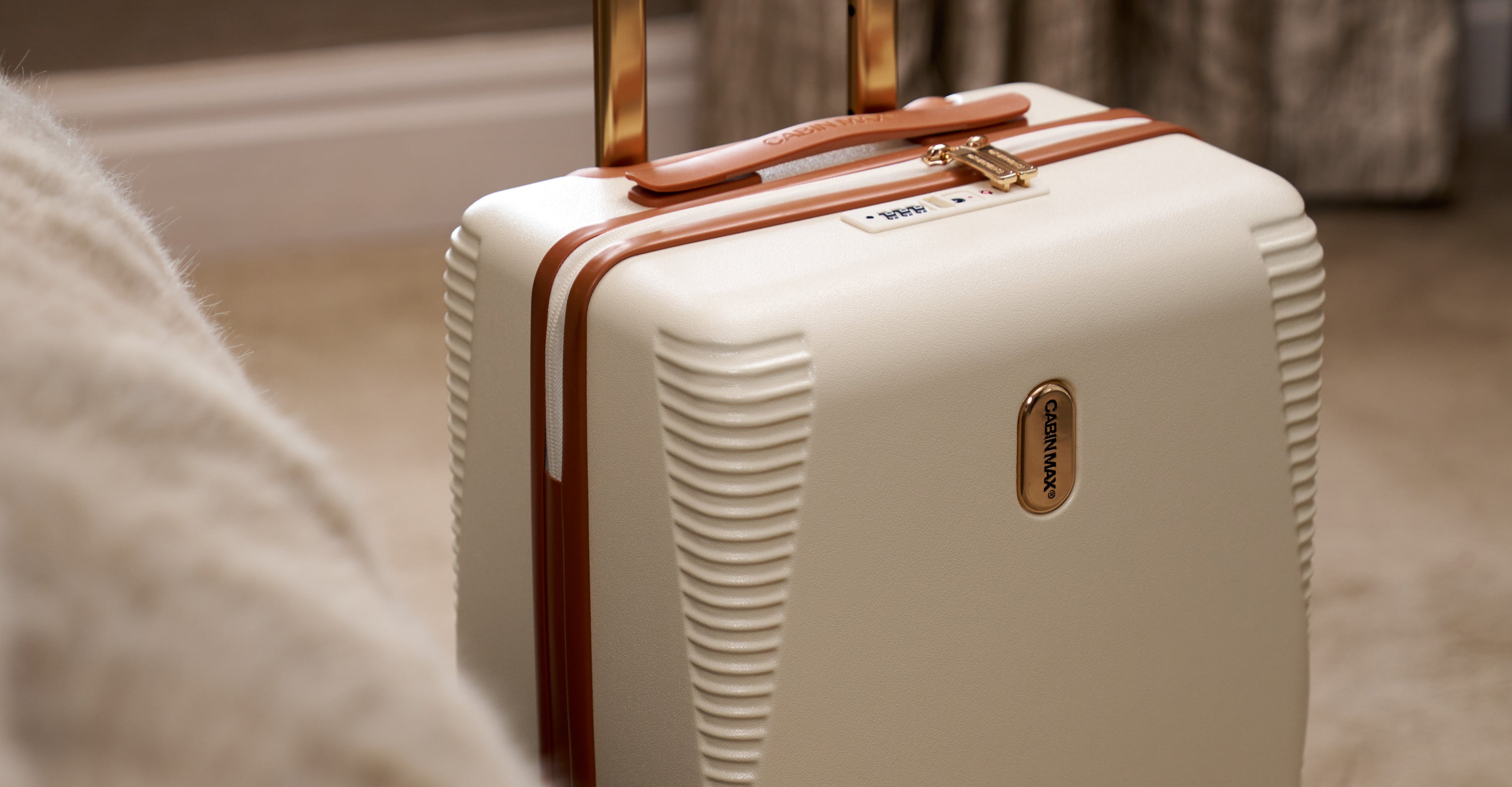 Santa Cruz 44L Cabin Suitcase - 55x35x25 cm – Cabin Max